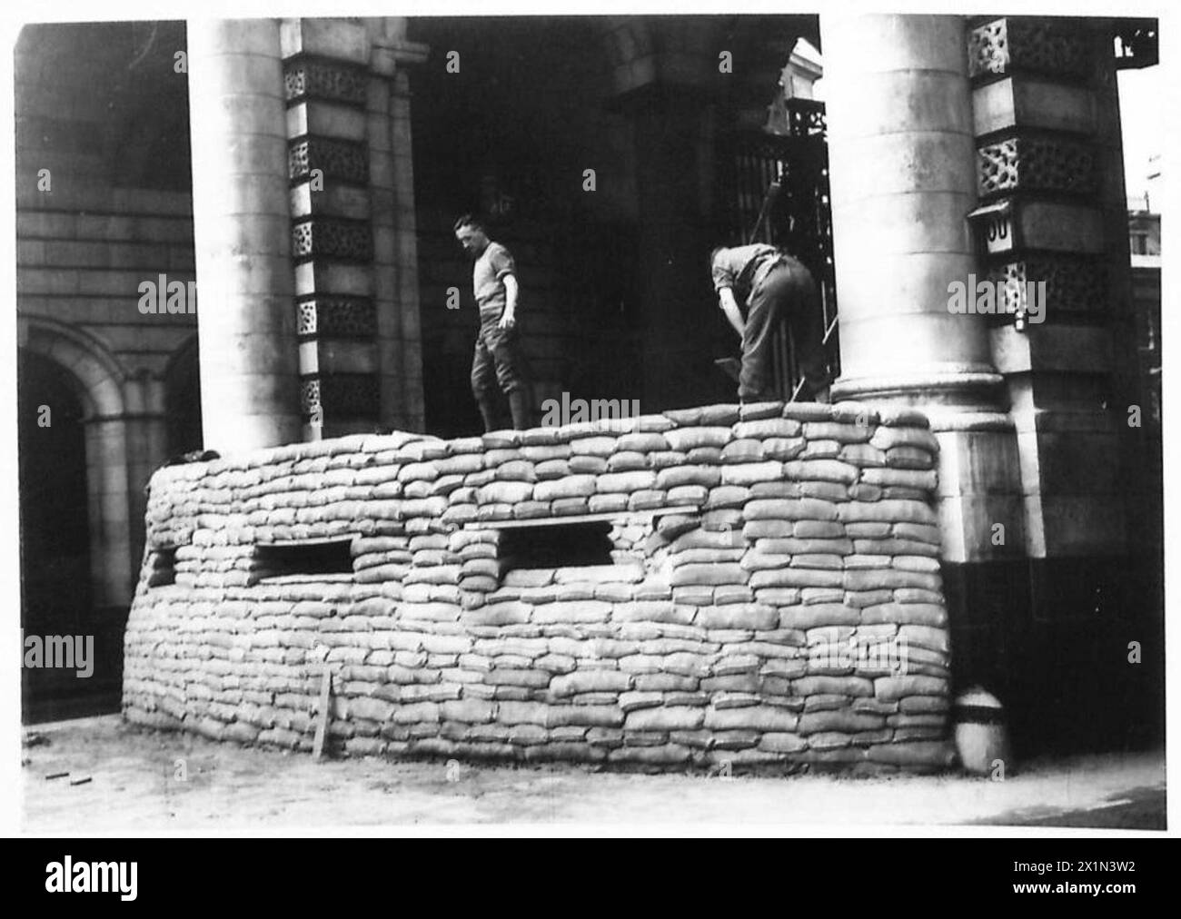 Royal Engineers construct machine gun nests under Admiralty Arch in ...