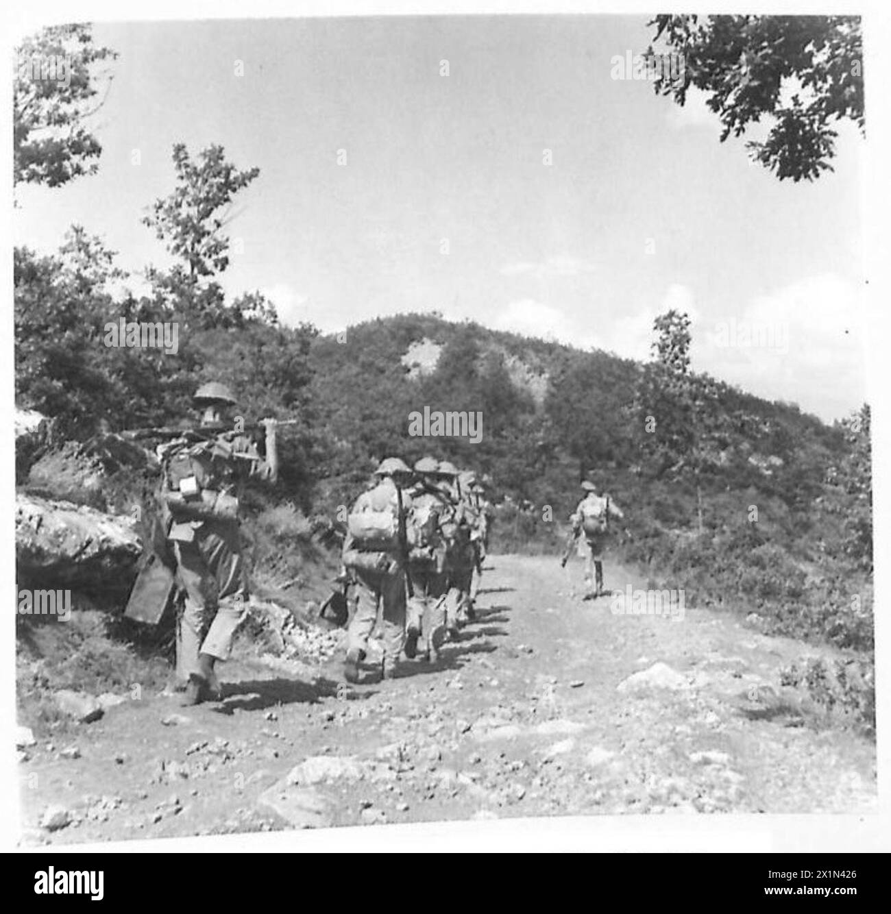 EIGHTH ARMY : GUARDS FIGHT IN DIFFICULT TERRAIN - Men of the 3 Bn ...