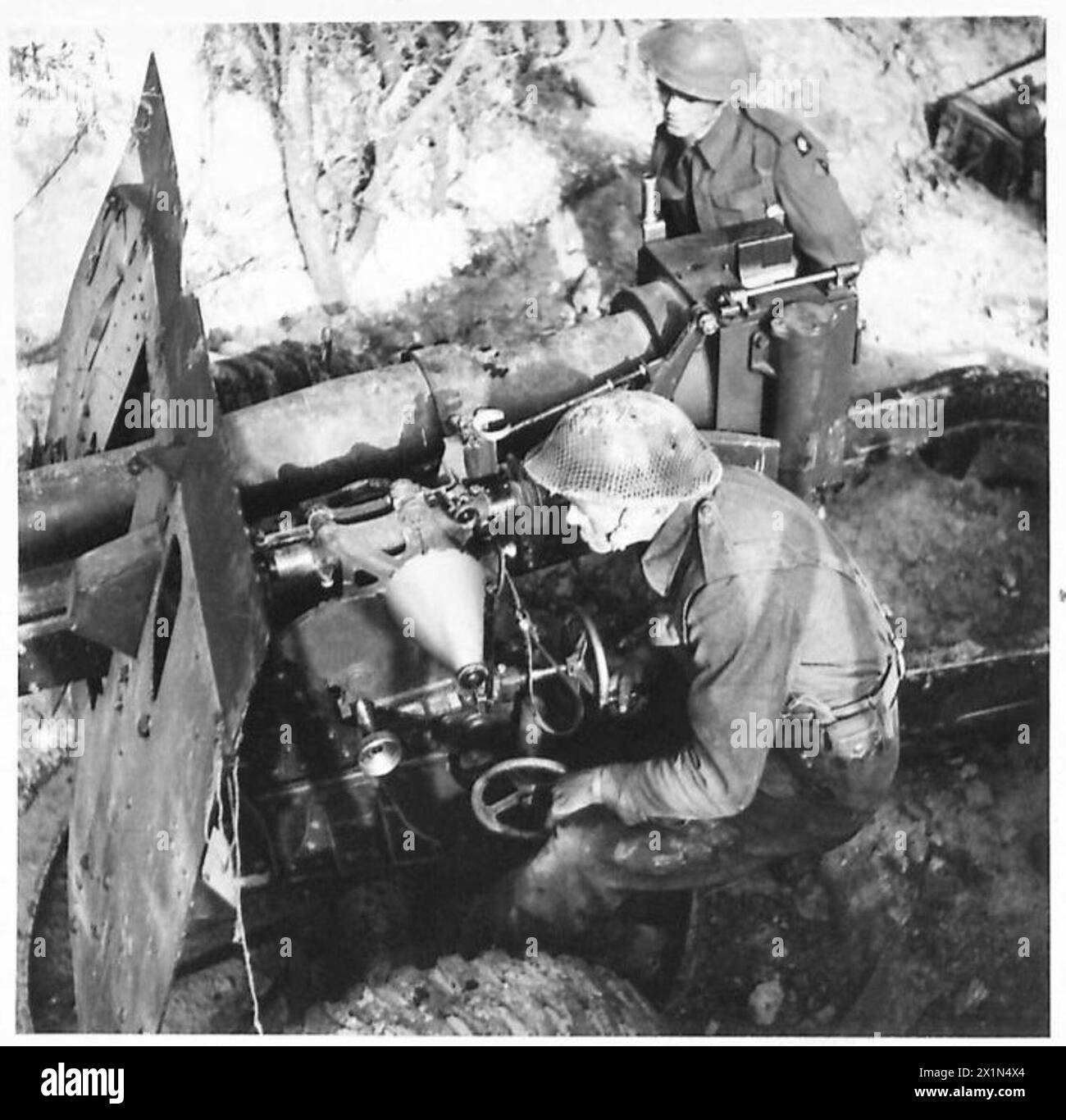 NEW ANTI-TANK GUN IN NORTH AFRICA - Laying the gun on the target ...