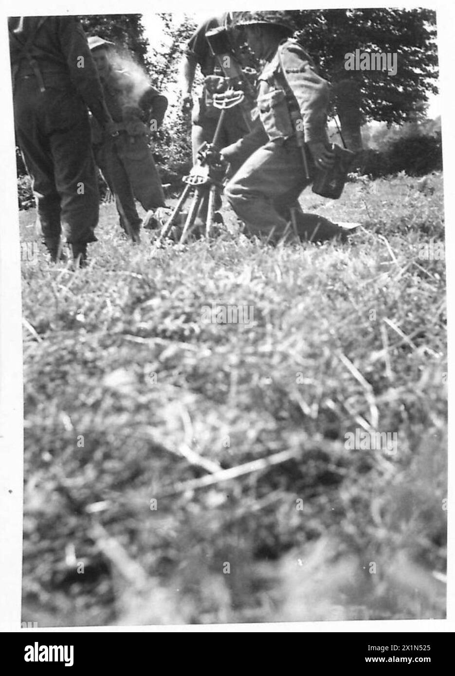 BRITISH INFANTRY MOVE UP - The mortar team quickly move into action ...