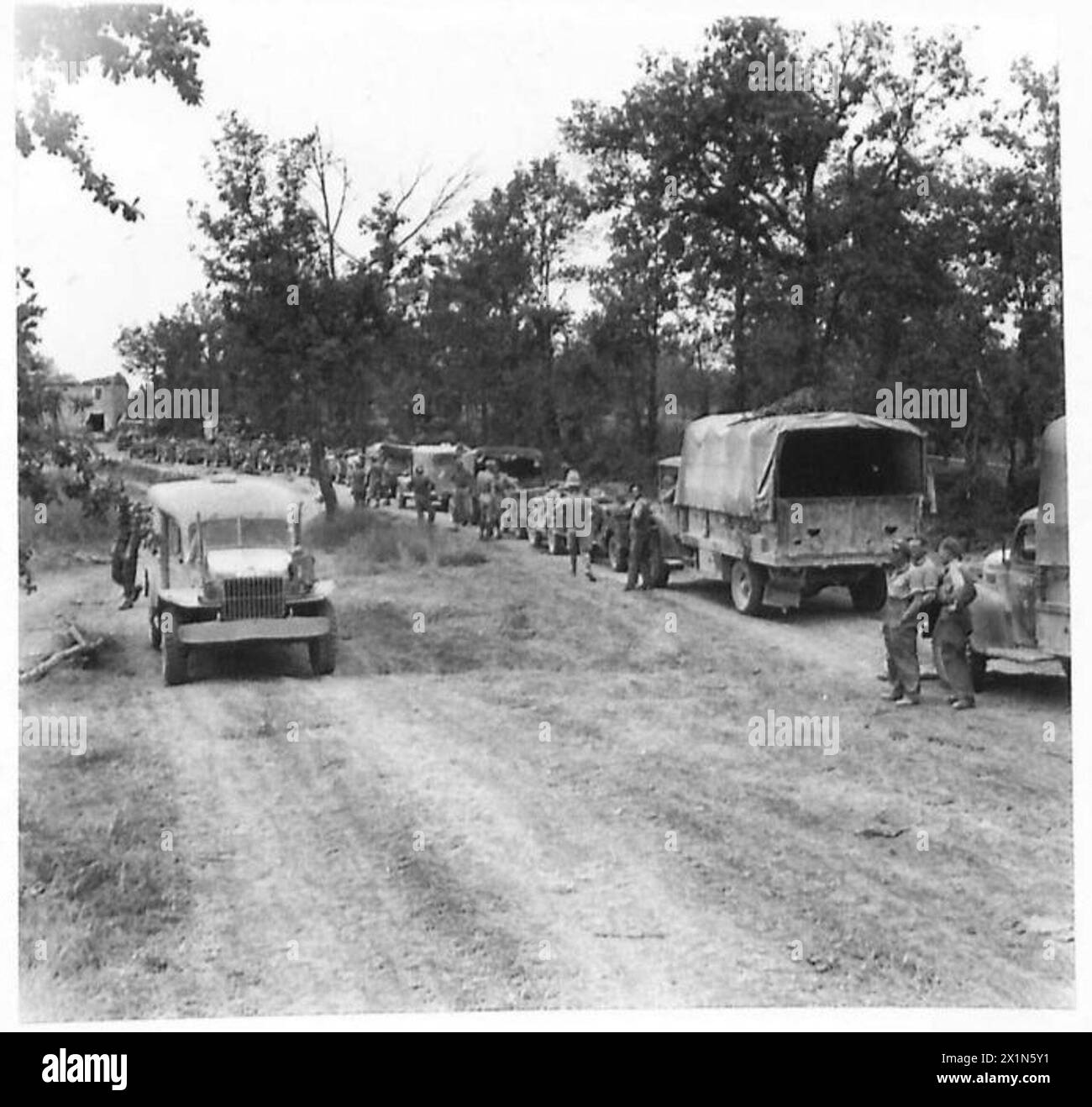 ITALY : THE ADVANCE THROUGH THE GUSTAV LINE - Line-up transport waiting ...