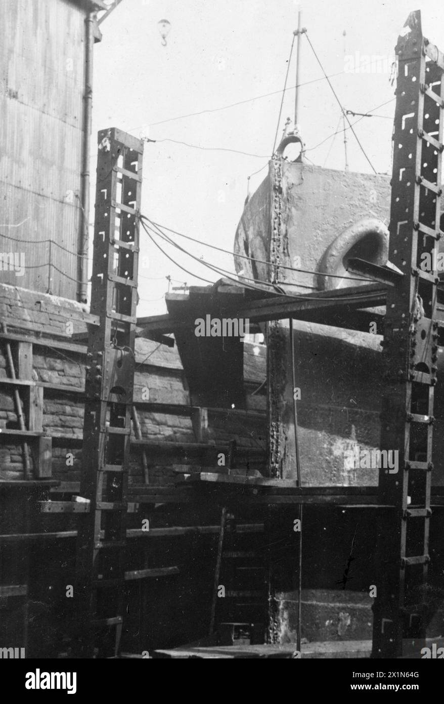 Shipyard workers at Grayson, Rollo, and Clover Docks in Liverpool ...