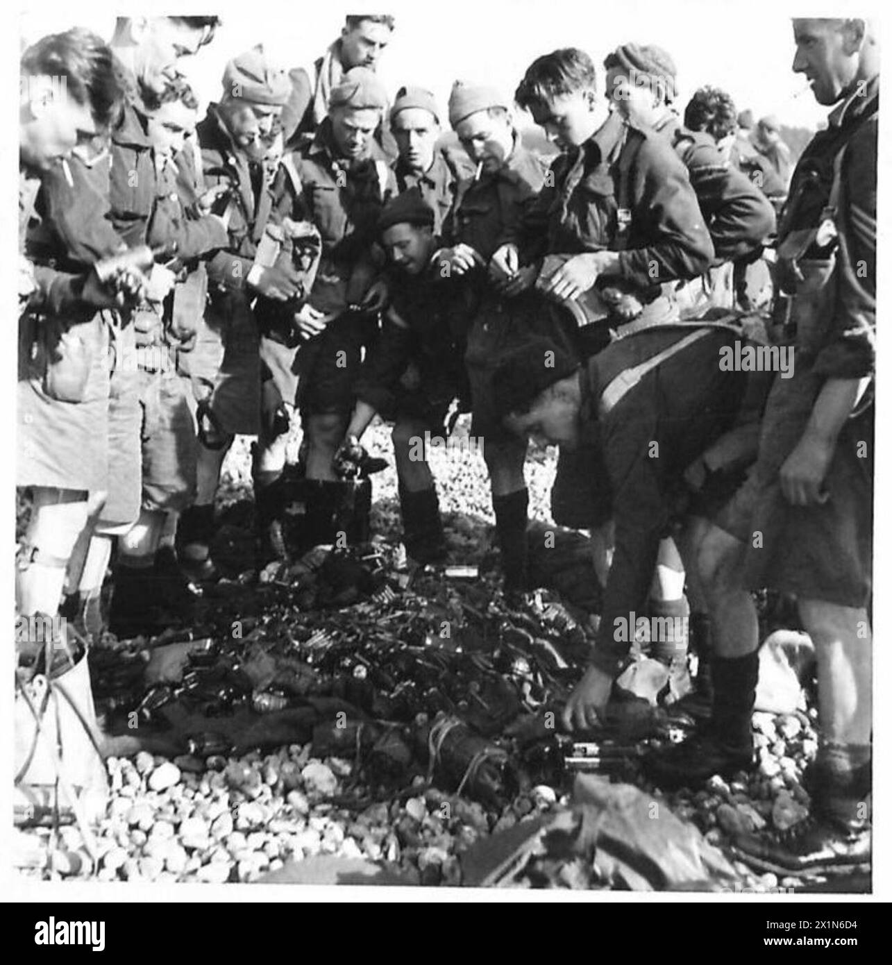 COMMANDOS RETURN FROM FRENCH COAST RAID - Commandos unload the ...