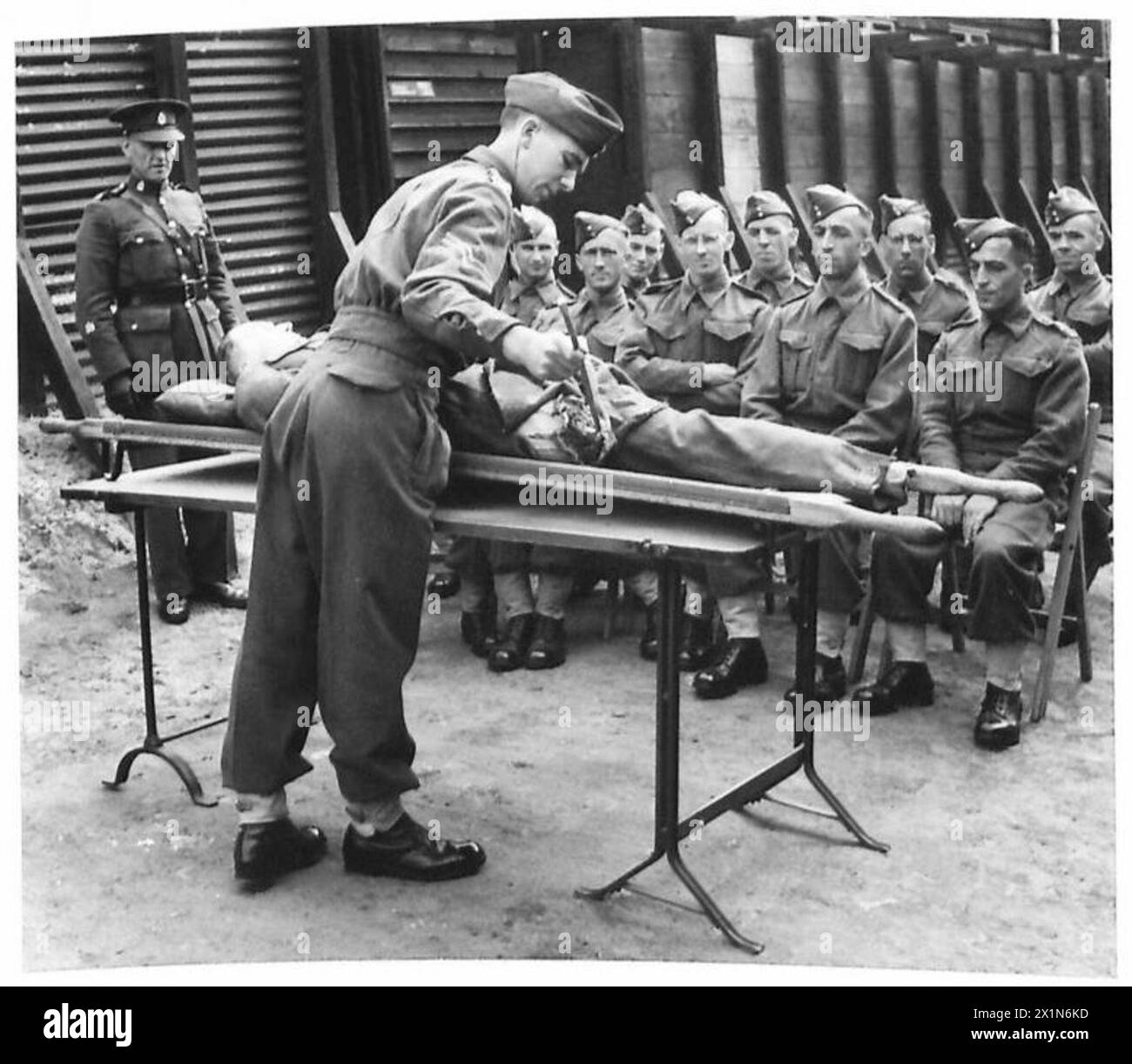 NO.1 TRAINING DEPOT RAMC AT CROOKHAM - Demonstrating rounds on a dummy ...