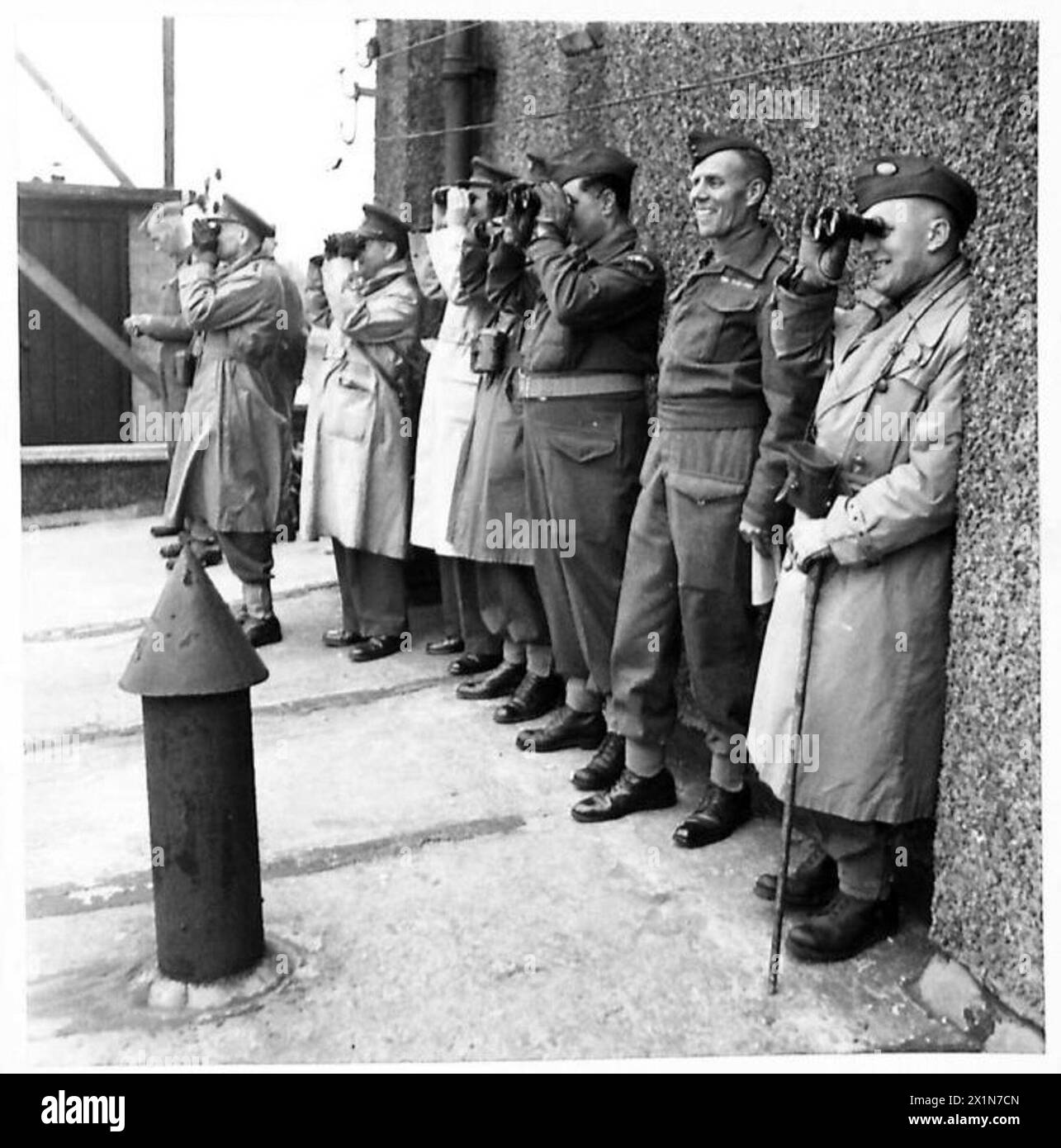 HOME GUARD TRAIN FOR BOMB DISPOSAL - Officers and War Correspondents watching coastal guns being ...