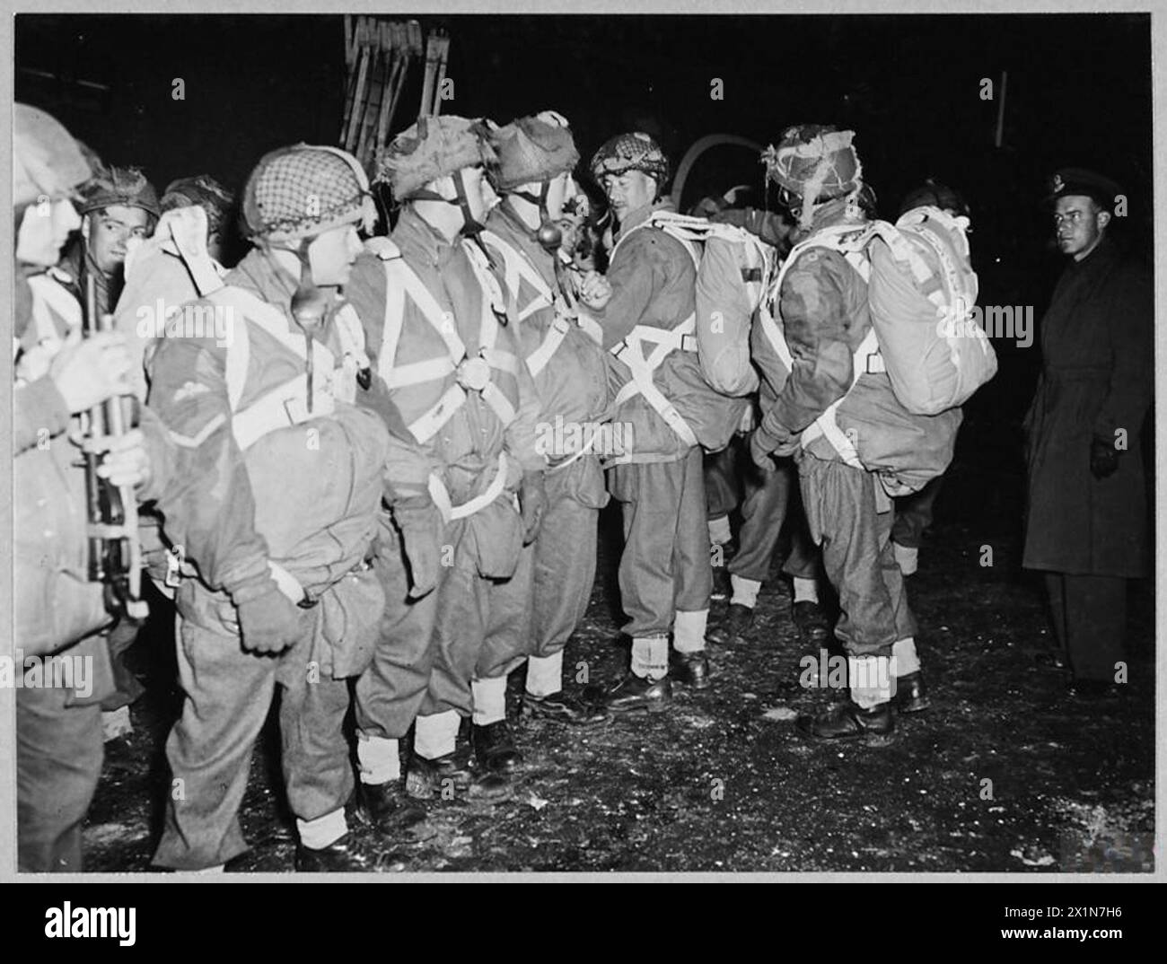 INVASION CHIEF WATCHES AIRBORNE TROOPS "RAIN FROMTHE SKIES" - 12826 ...