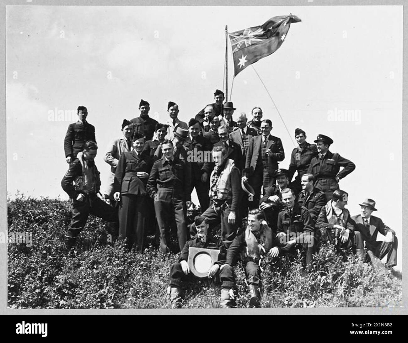 AUSTRALIAN M.Ps VISIT AUSTRALIANS AT R.A.F. FIGHTER STATION IN ENGLAND ...