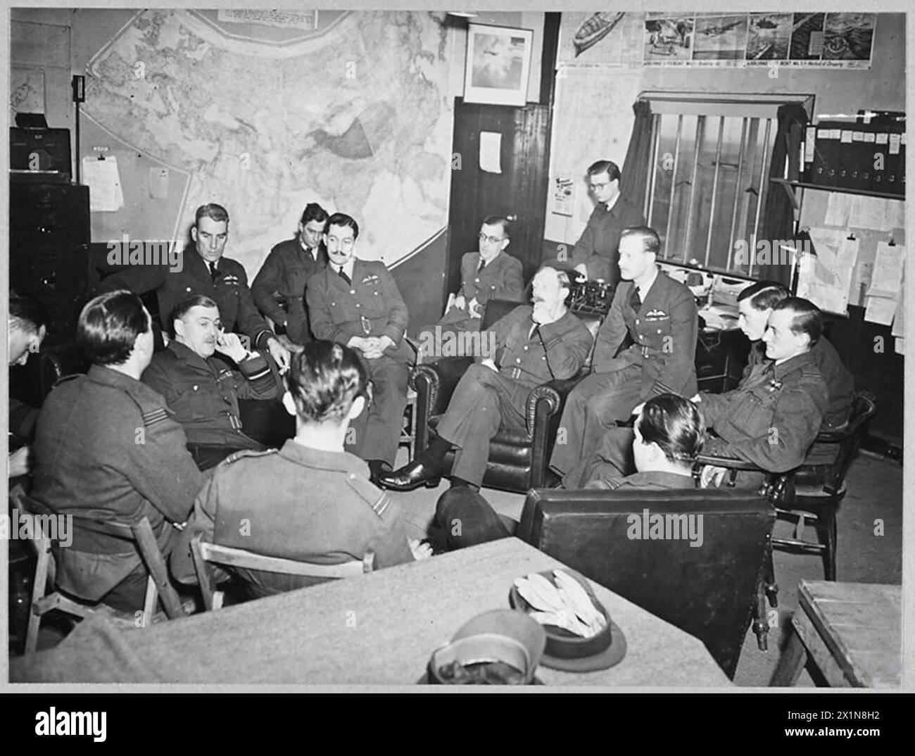 AIR CHIEF MARSHAL SIR TRAFFORD LEIGH-MALLORY MEETS MUSTANG PILOTS ...
