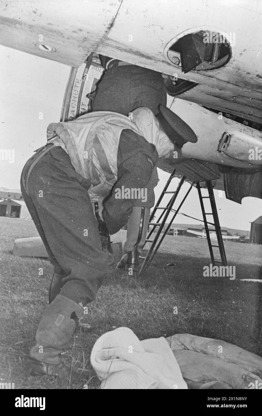 ROYAL AIR FORCE 1939-1945: COASTAL COMMAND - The second pilot of a No ...