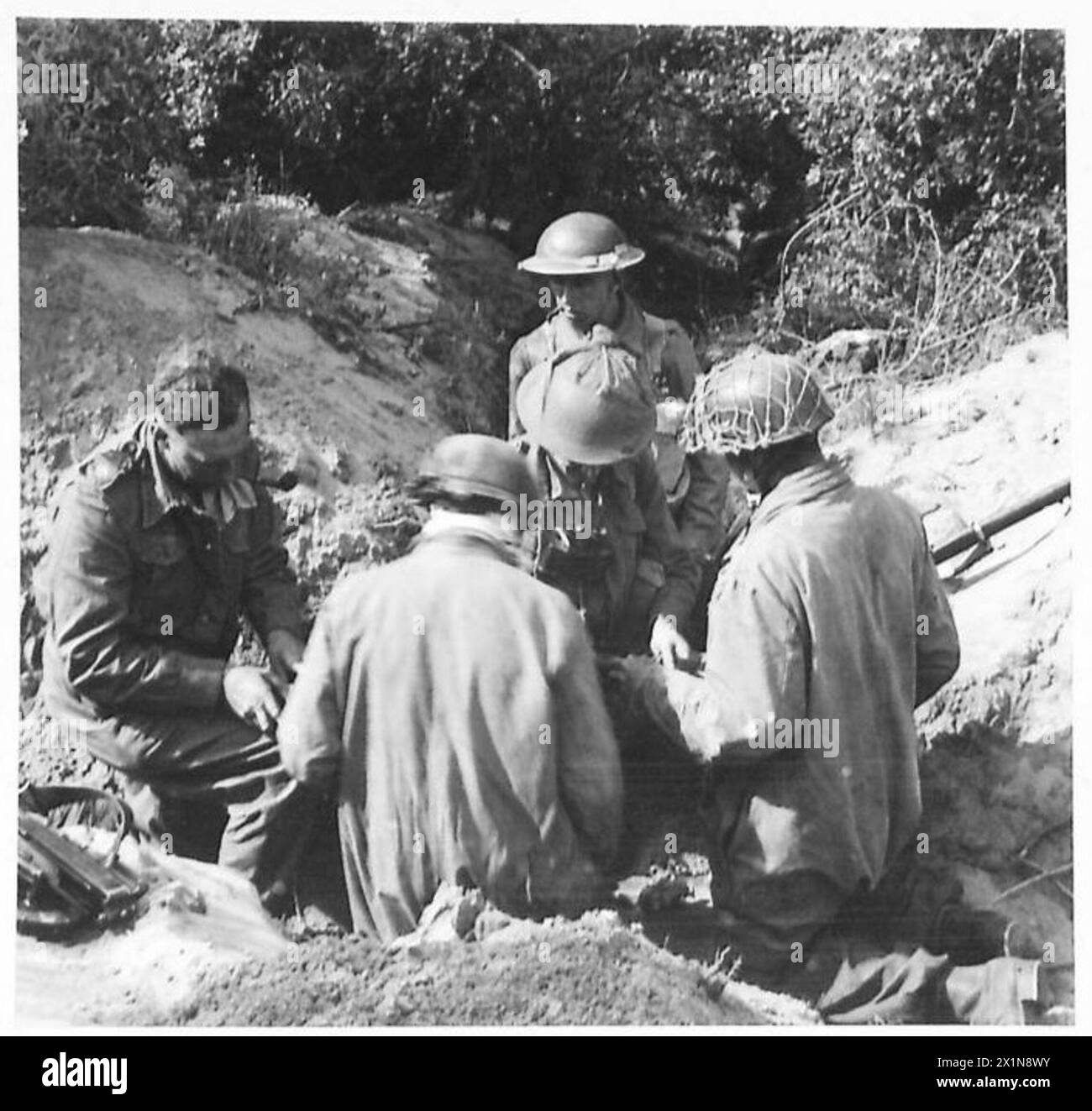FIFTH ARMY : ANZIO OFFENSIVE - Two German paratroopers being ...
