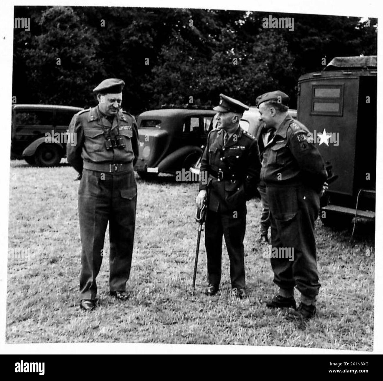 War correspondents meet Major General Whittaker, General Sir Frederick ...