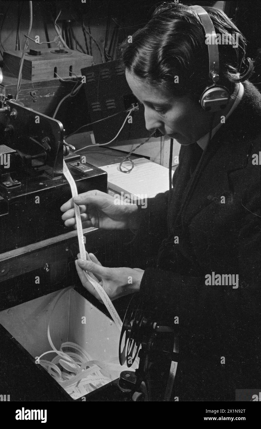 WRNS TRAINING OF WIRELESS TELEGRAPHISTS AT W/T NAVAL ESTABLISHMENT ...