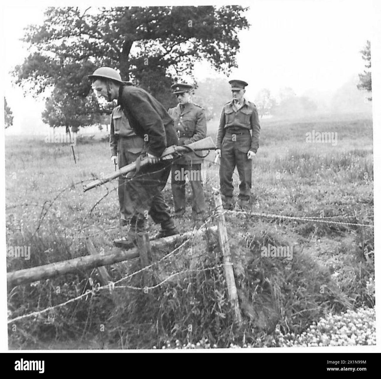 RUSSIAN WAR CORRESPONDENT SEES BRITISH BATTLE DRILL SCHOOLS - M ...