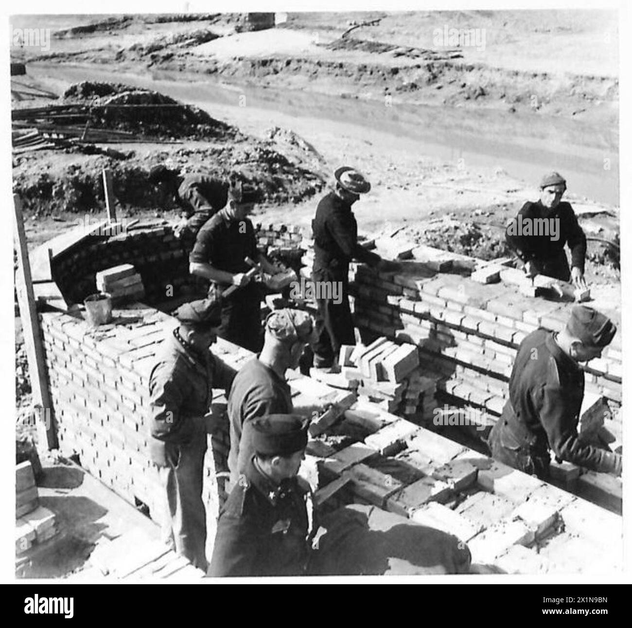 EIGHTH ARMY : REBUILDING OF BRIDGES AND RAILROADS - Italian soldiers ...
