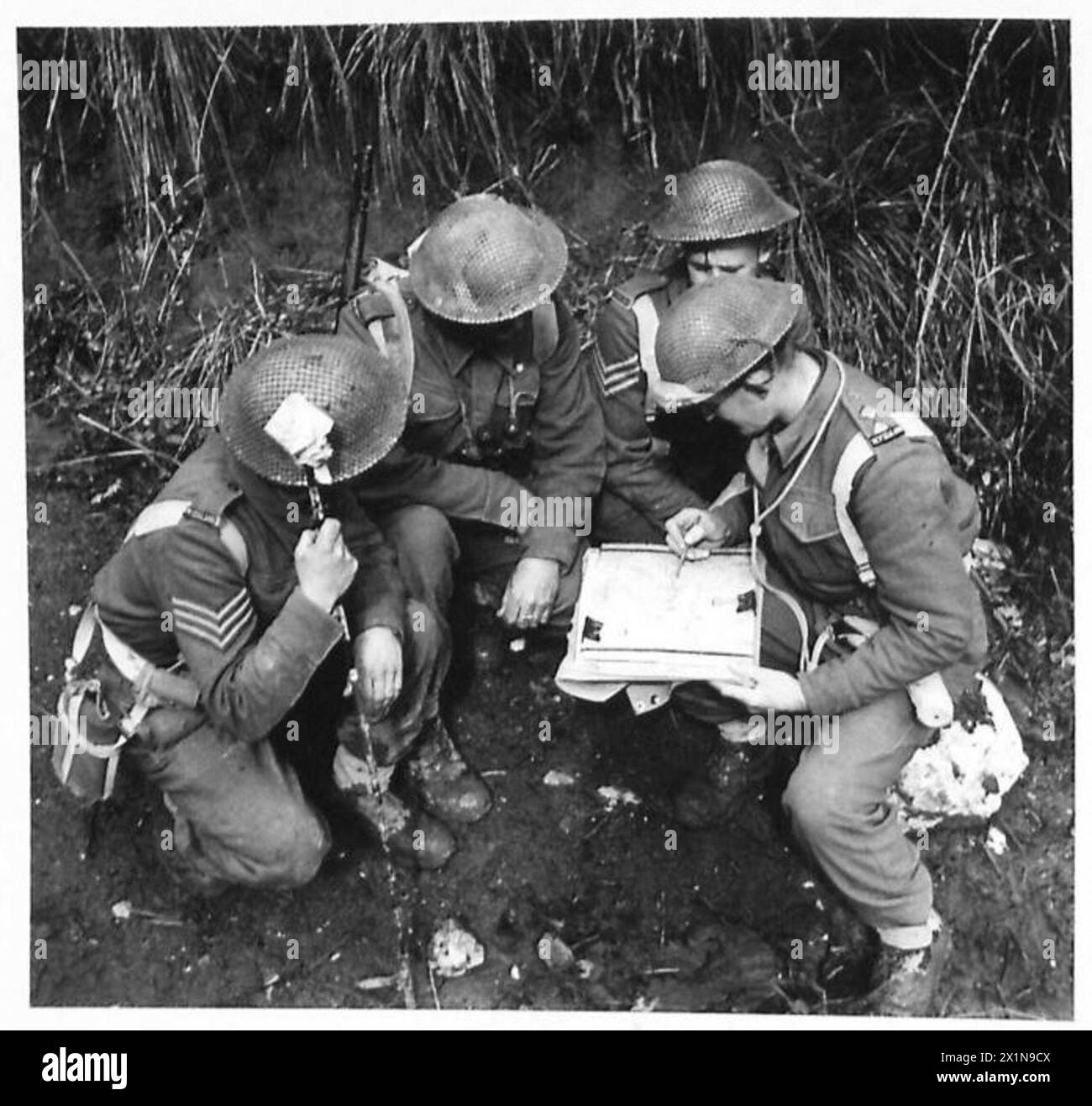 FIFTH ARMY : ANZAC MACHINE GUNNERS IN ACTION - The platoon officer ...