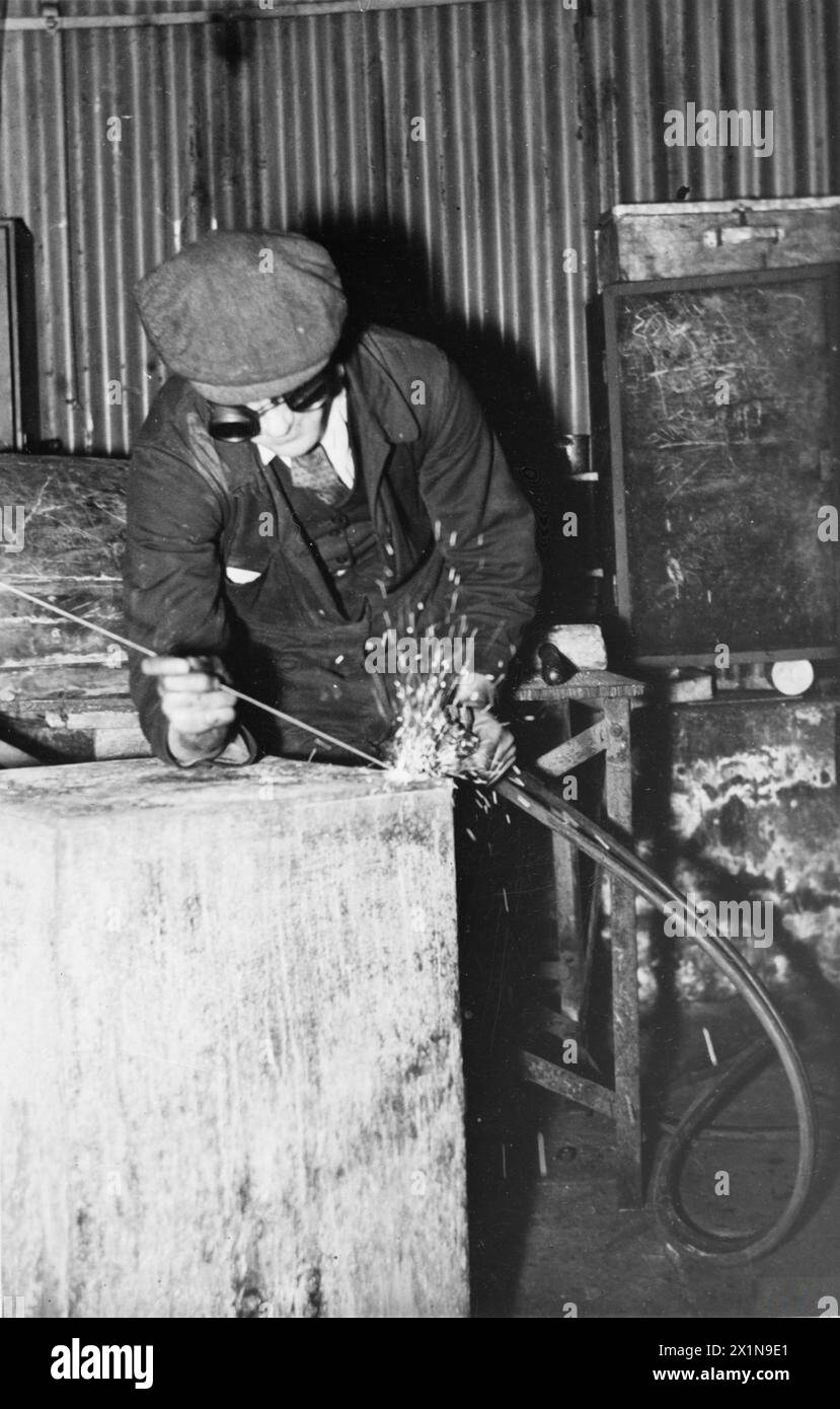 MEN BEHIND BRITAIN'S SHIPS. MARCH 1945, AT THE LIVERPOOL WORKS OF ...