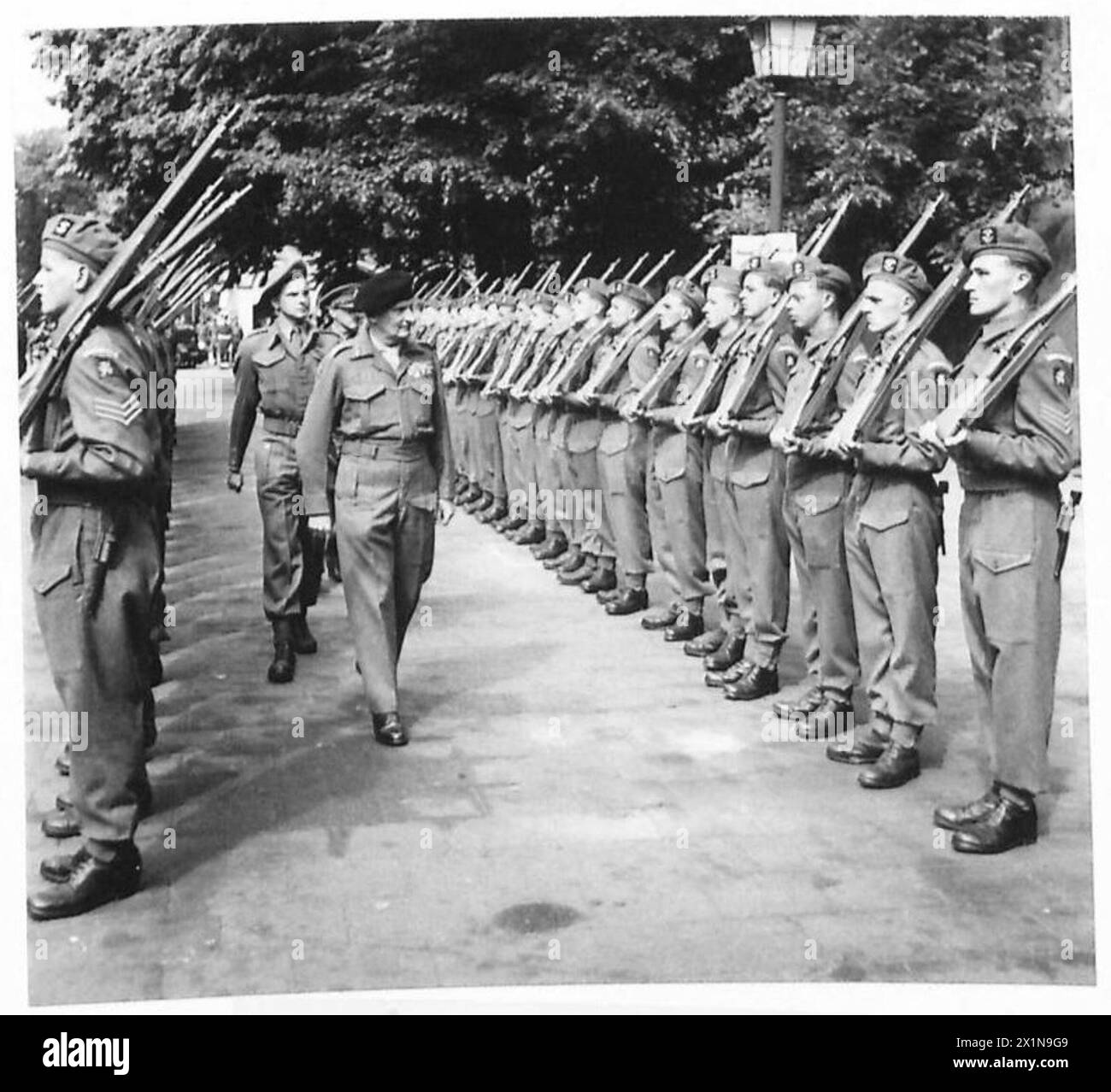 43RD DIVISION INVESTITURE - Inspecting the guard, British Army, 21st ...