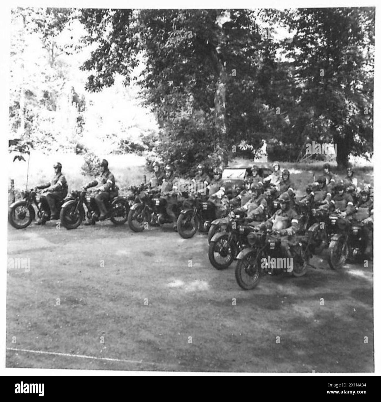 ROYAL CORPS OF SIGNALS - Despatch riders await orders. "Don R's" are ...