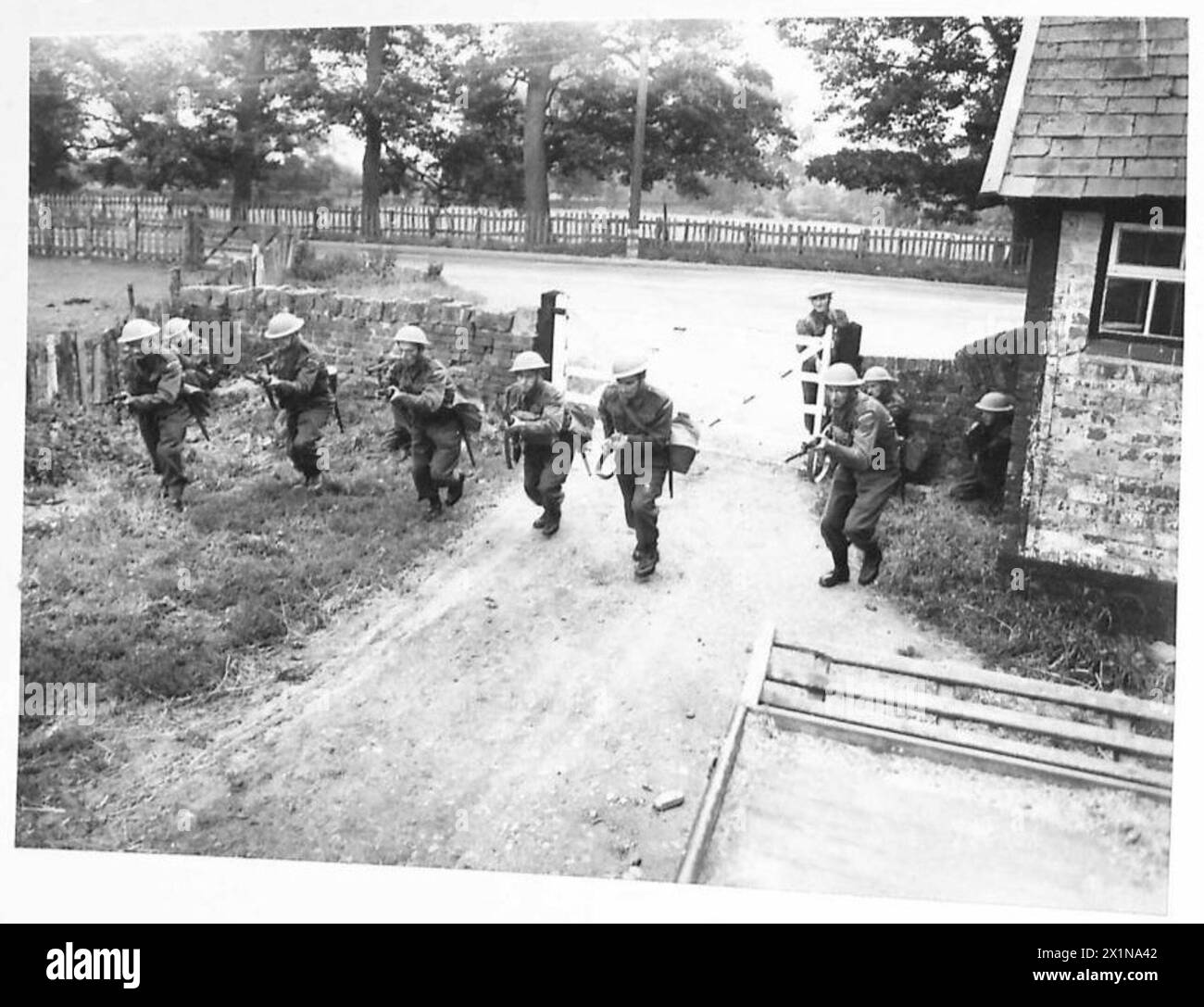 HOME GUARD EXERCISE IN THE WESTERN COMMAND - Defenders with a Lewis gun ...