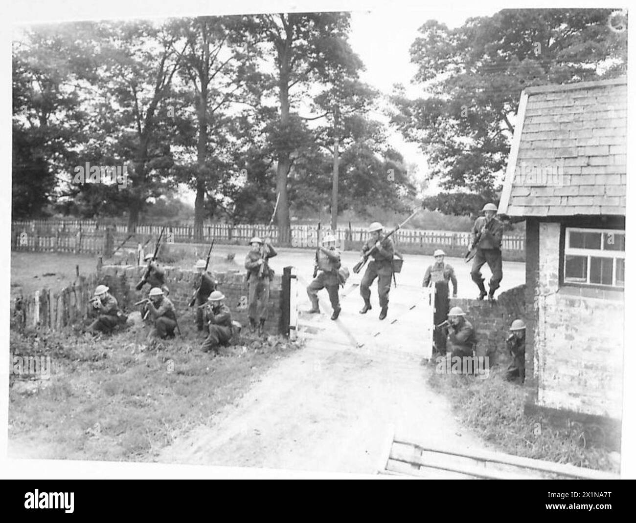 HOME GUARD EXERCISE IN THE WESTERN COMMAND - Defenders with a Lewis gun ...