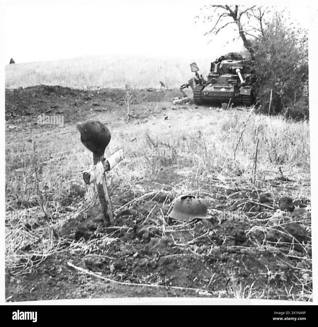 ITALY : KNOCKED-OUT GERMAN EQUIPMENT - Graves of a German tank crew ...