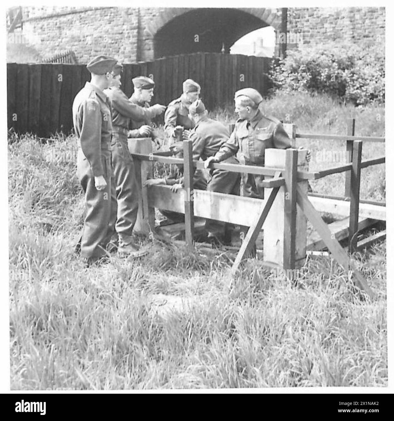 HOME GUARD TRAIN FOR BOMB DISPOSAL - Home Guards being trained in bomb ...