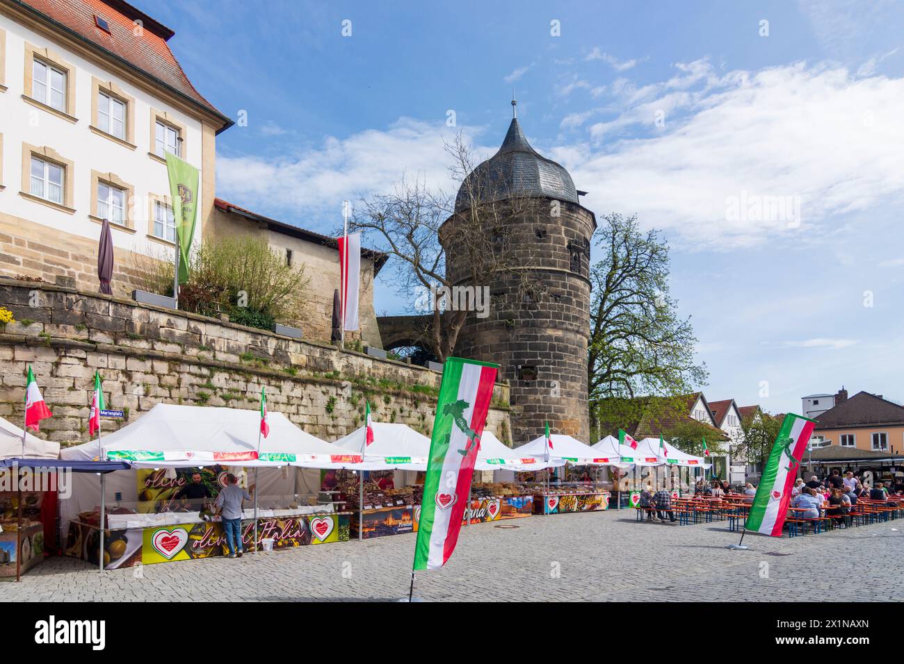 Kronach: square Marienplatz, tower Rosenturm, food festival in ...