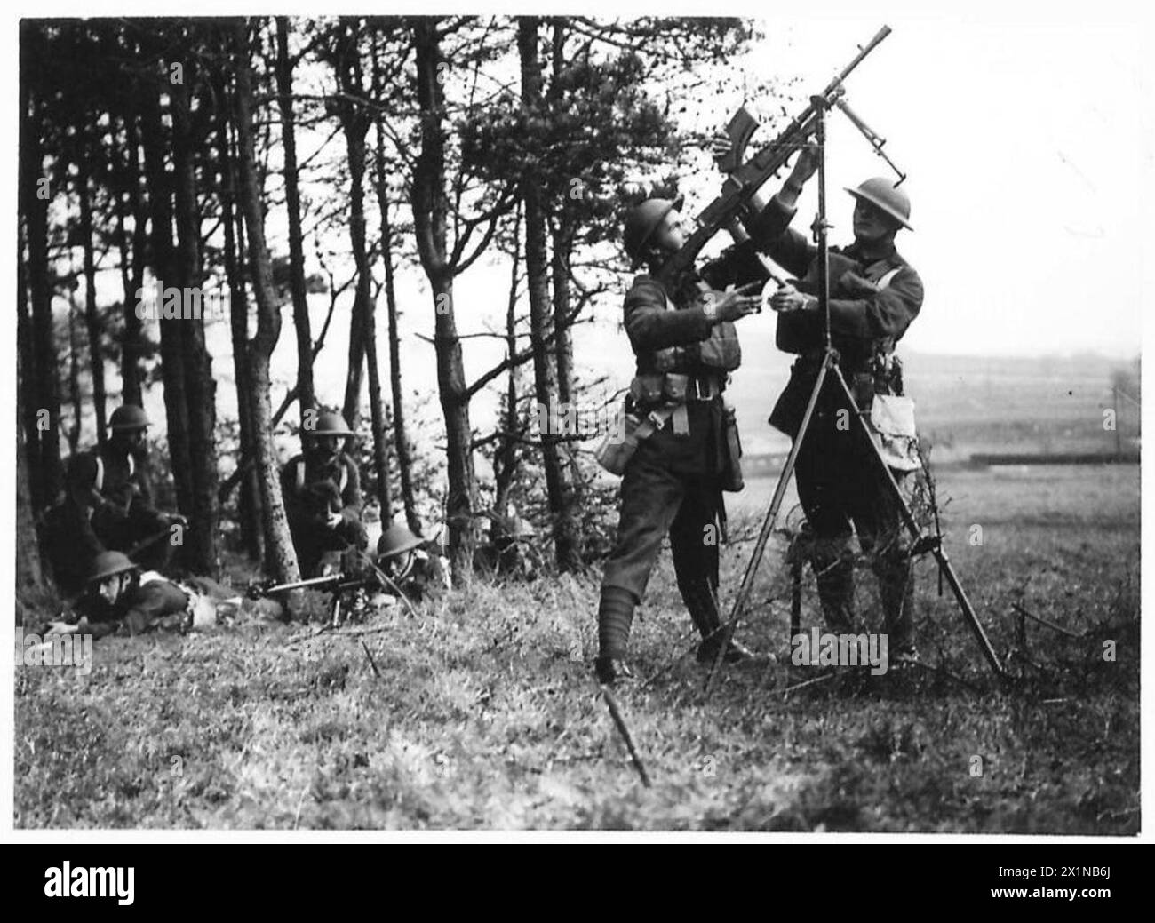 THE KING'S ROYAL RIFLE CORPS - Anti-aircraft practice with a Bren gun, British Army Stock Photo ...