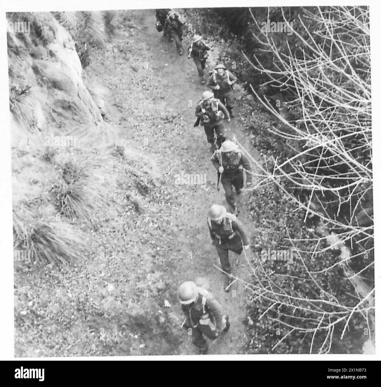 FIFTH ARMY : ANZAC MACHINE GUNNERS IN ACTION - Going forward in line ...