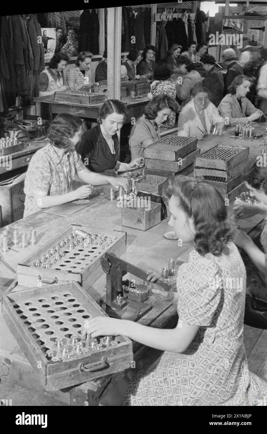 WAR INDUSTRY IN BRITAIN 1939-1945 - Munitions production: Fuses being ...