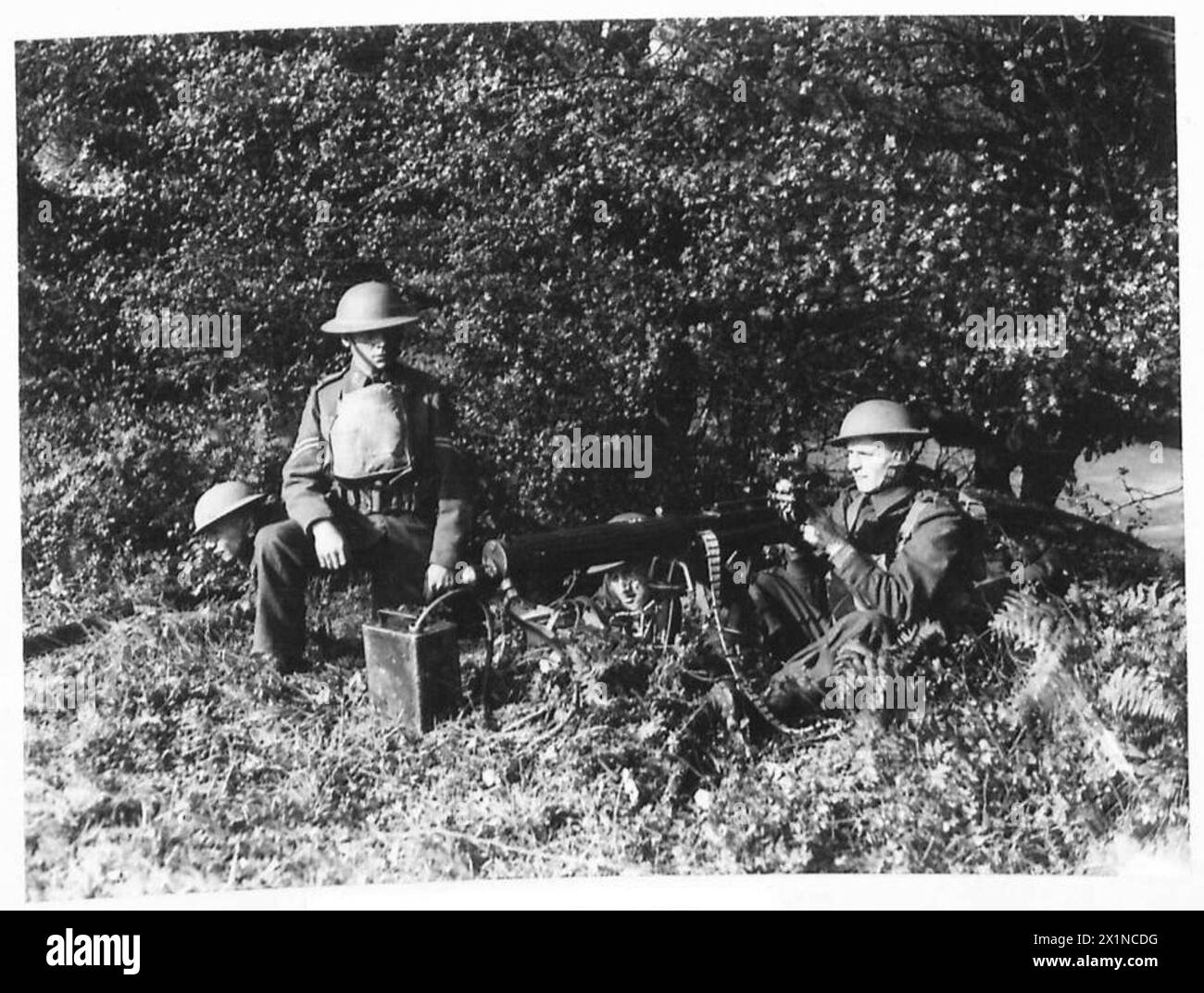 MIDDLESEX REGIMENT TRAINING IN ENGLAND - The concealed machine gun in ...
