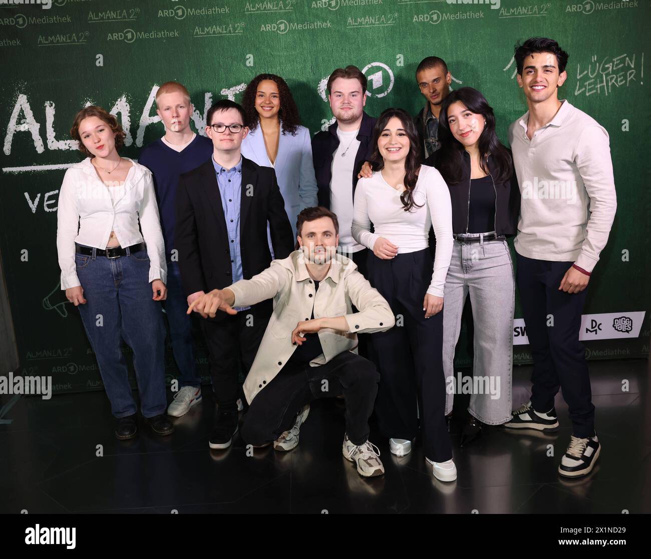 ALMANIA - Staffel 2 Premiere Phil Laude Rolle: Lehrer Frank Stimpel und ...