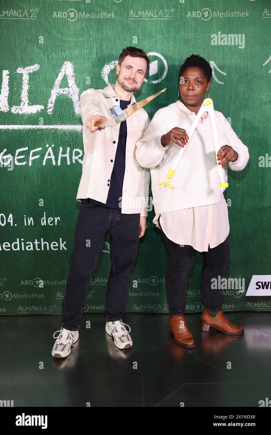 ALMANIA - Staffel 2 Premiere Phil Laude Rolle: Lehrer Frank Stimpel und ...