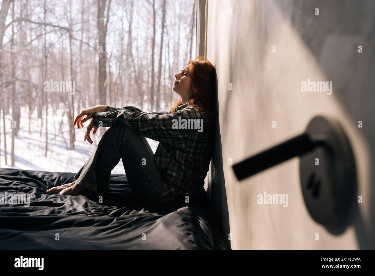 Crying woman silhouette sitting hi-res stock photography and images - Alamy