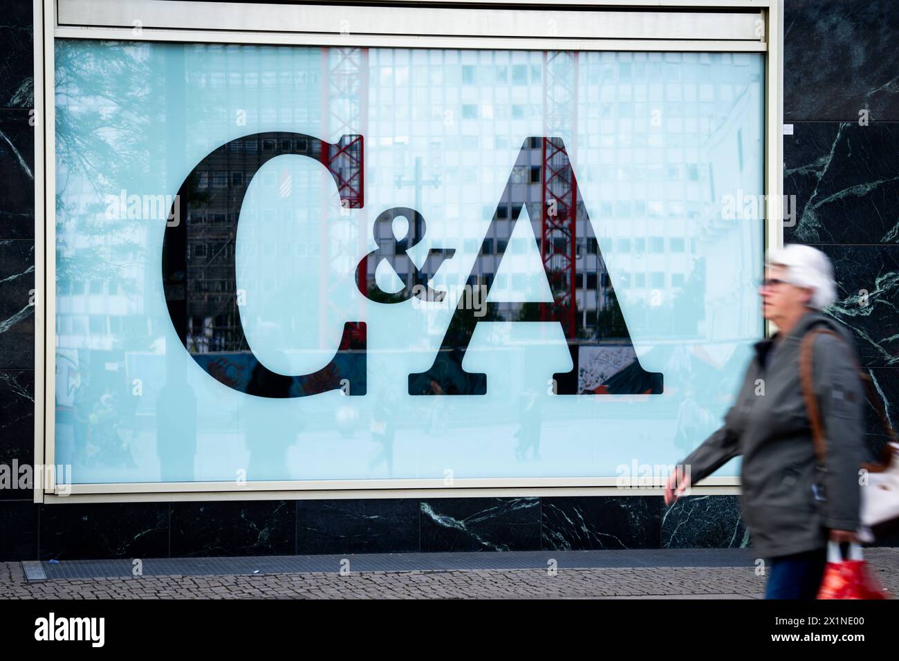 Symbolbild Modehaus C & A Symbolfoto Logo des Modehaus C&A und Kundin ...