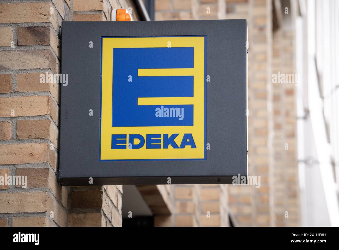 Symbolbild des Lebensmitteleinzelhaendler EDEKA Symbolfoto Firmenlogo ...