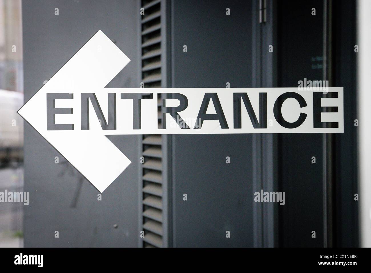 Symbolbild Eingang Symbolfoto Eingang - Pfeil nach links mit der ...