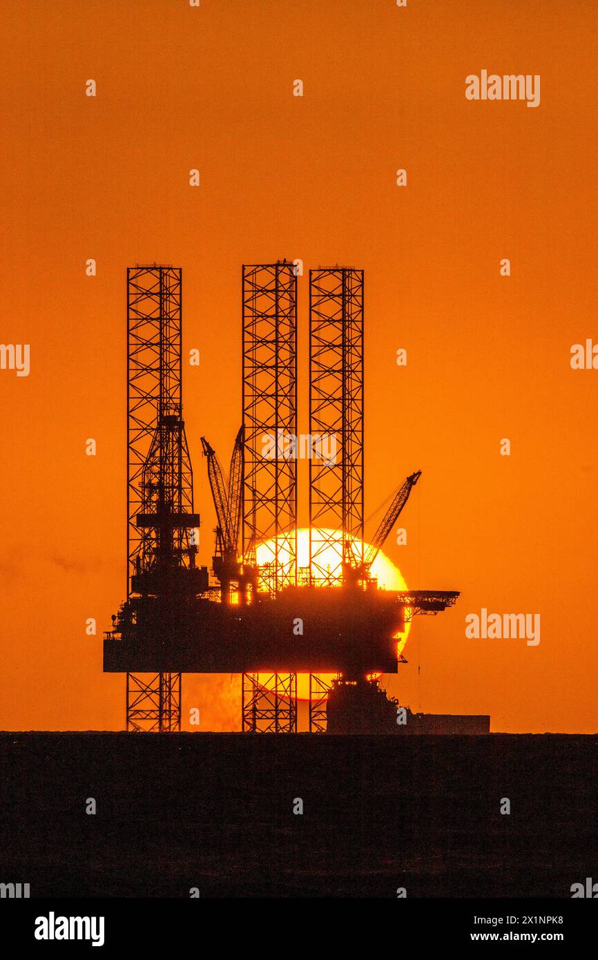 Southport, Merseyside, 04/17/2024 A beautiful sunset nestles into the ...