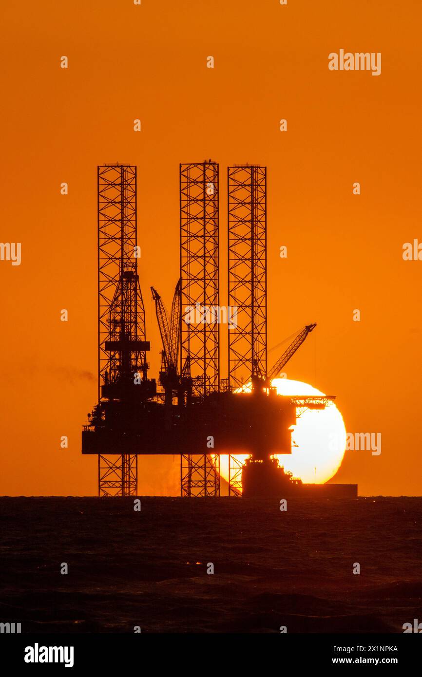 Southport, Merseyside, 04/17/2024 A beautiful sunset nestles into the ...
