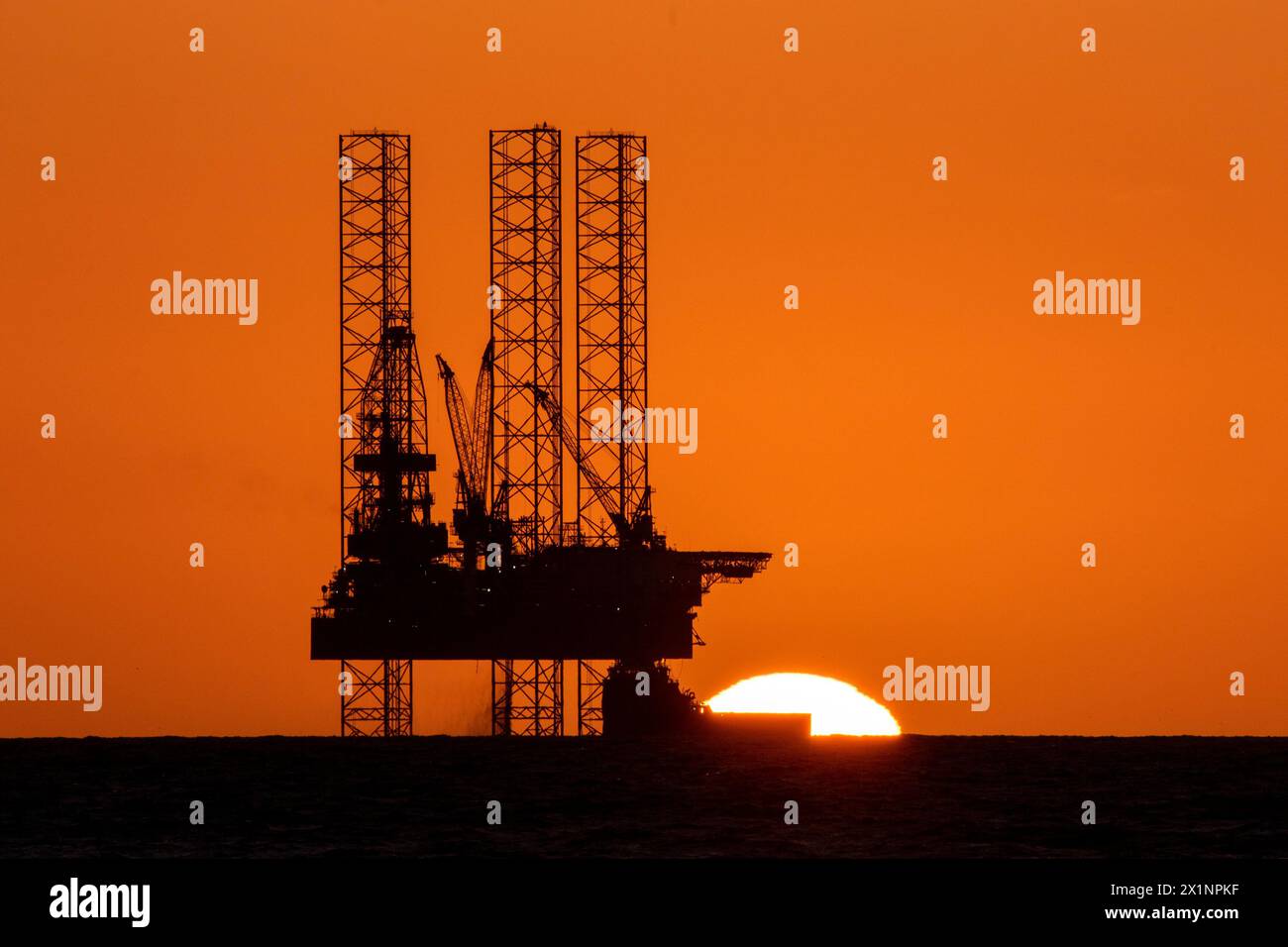 Southport, Merseyside, 04/17/2024 A beautiful sunset nestles into the ...