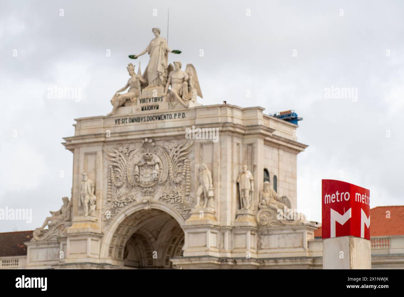 Red subway station identification symbol with arc of Rua Augusta in the ...