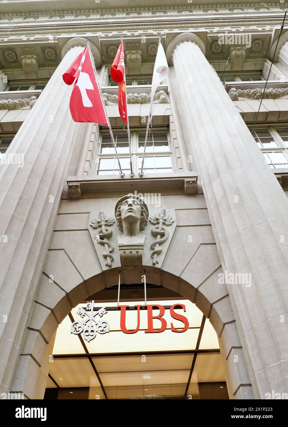 Anton Geisser 15.04.2024 ZH. Schweiz. Bild: Bank UBS. Schweizer Fahne ...