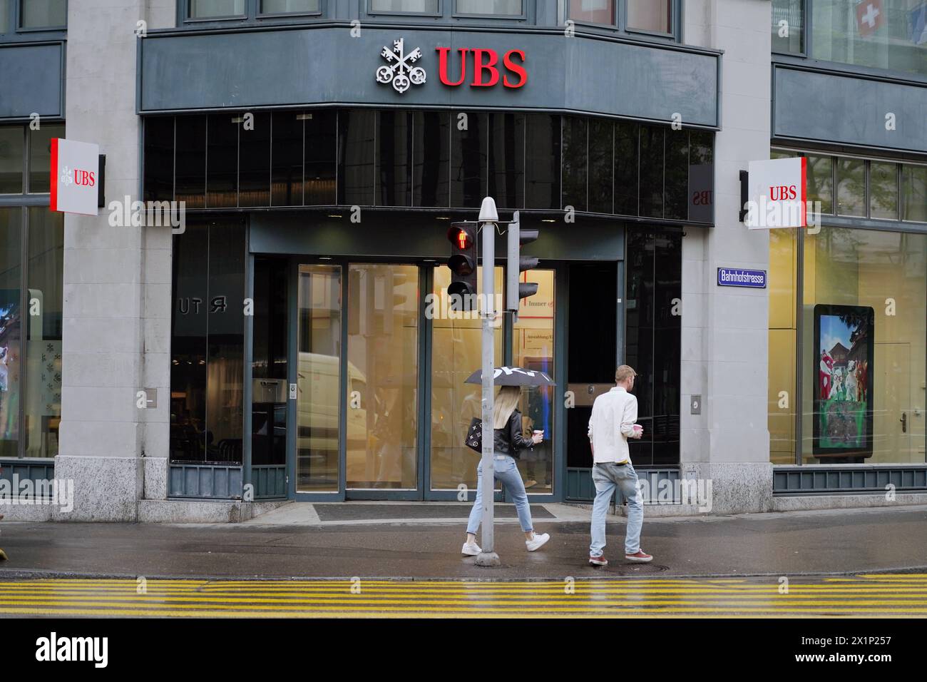 Anton Geisser 01.04.2024 ZH. Schweiz. Bild: Bank UBS. Schweizer Fahne ...