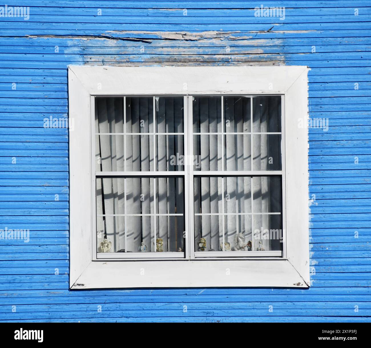 Blue window frames hi-res stock photography and images - Alamy