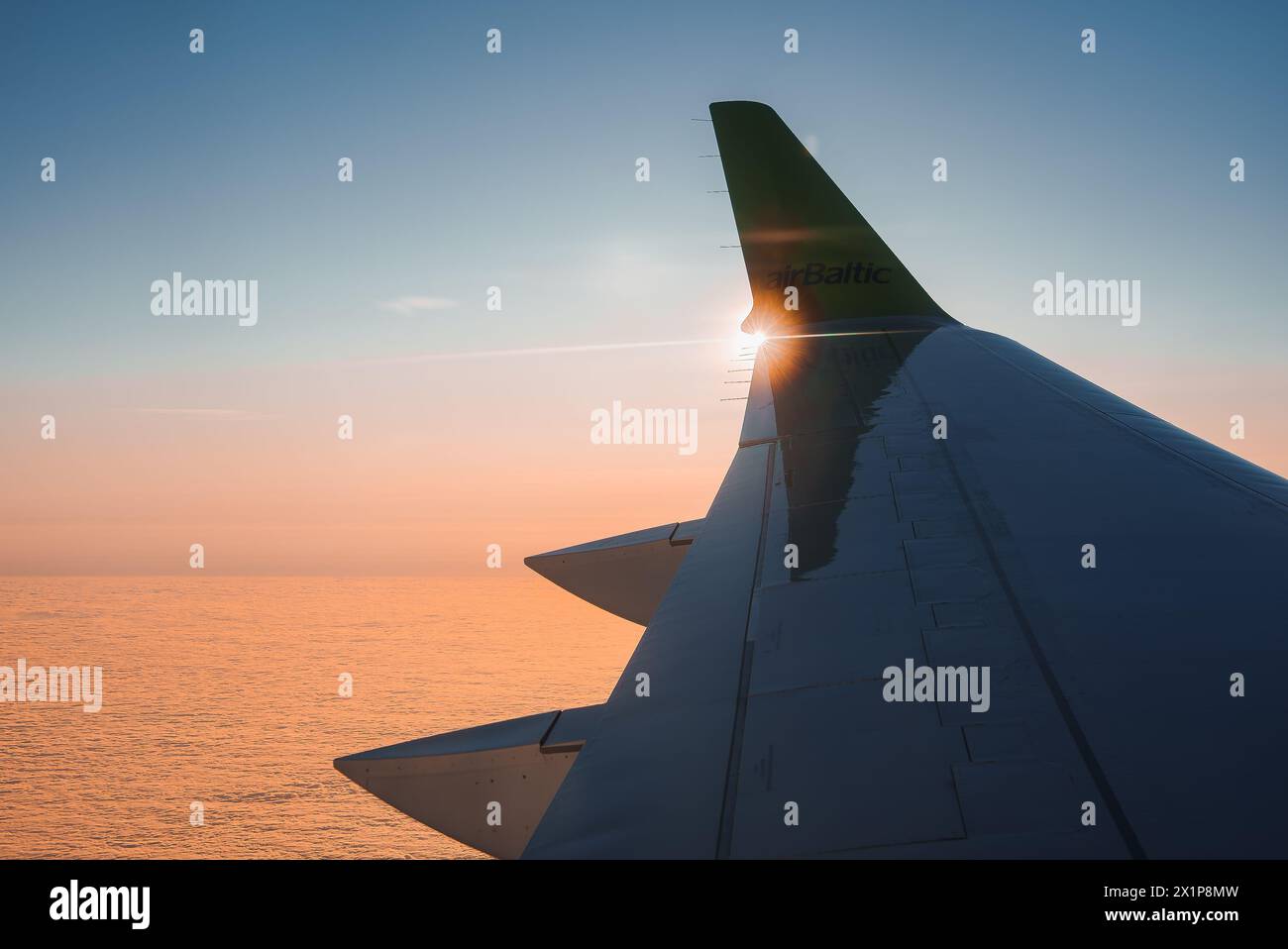 White wing modern aircraft hi-res stock photography and images - Alamy