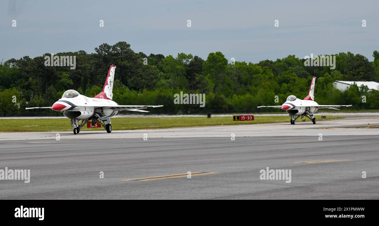 Two F-16 Fighting Falcons assigned to the United States Air Force Air ...
