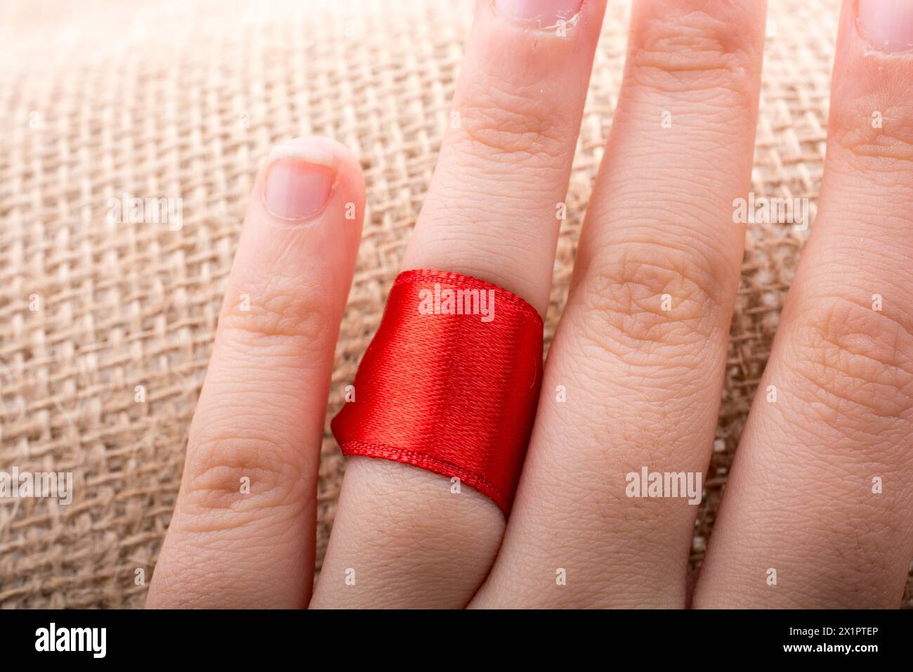 String tied around finger hi-res stock photography and images - Alamy