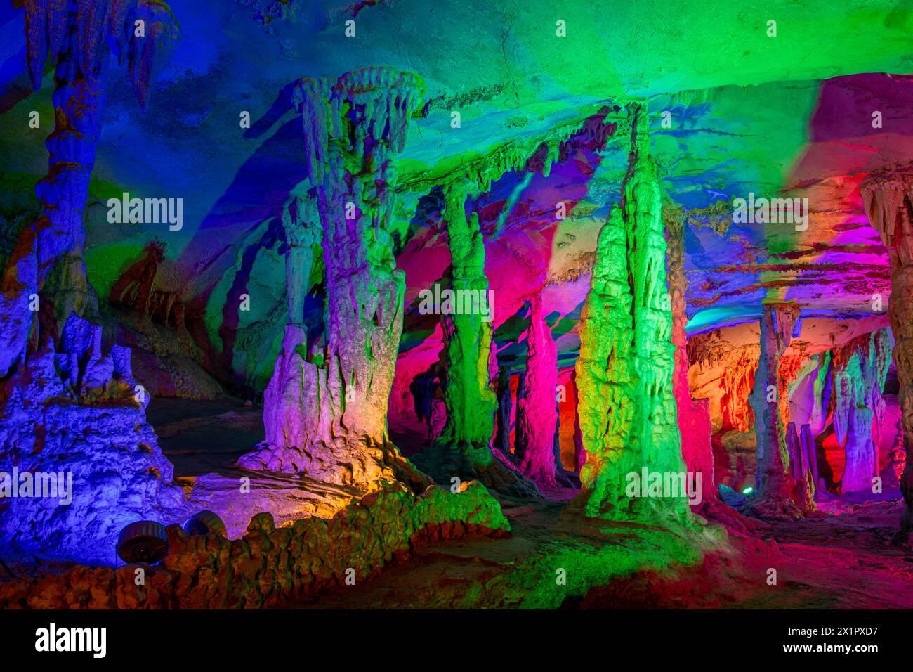 Limestone karst cave china hi-res stock photography and images - Alamy
