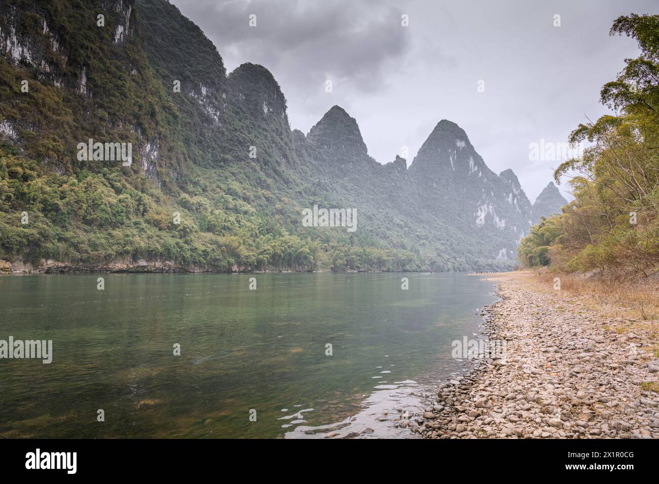 Beautiful Yu Long river Karst mountain landscape in Yangshuo Guilin ...