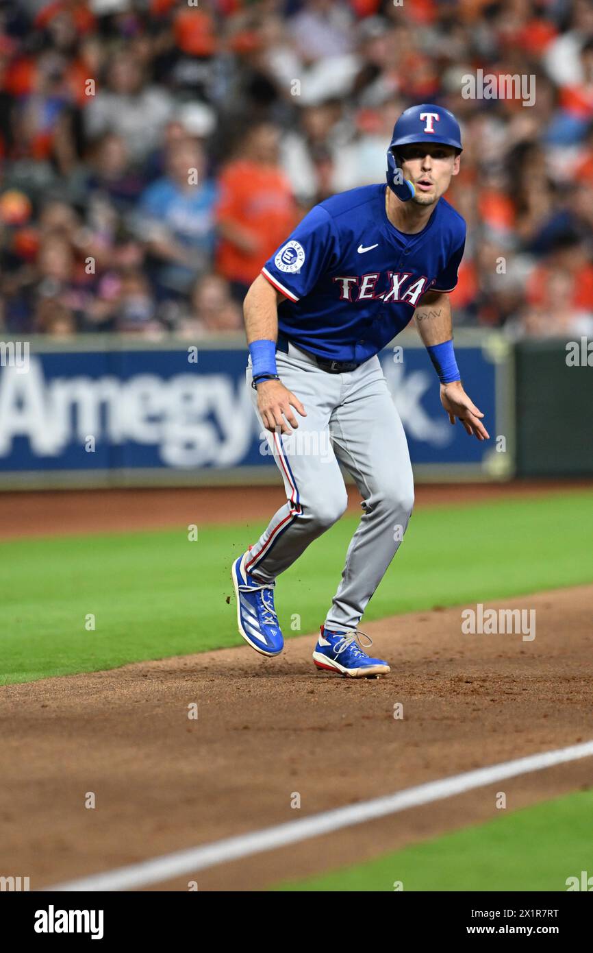 Texas Rangers outfielder Evan Carter (32) leads off third base in the ...